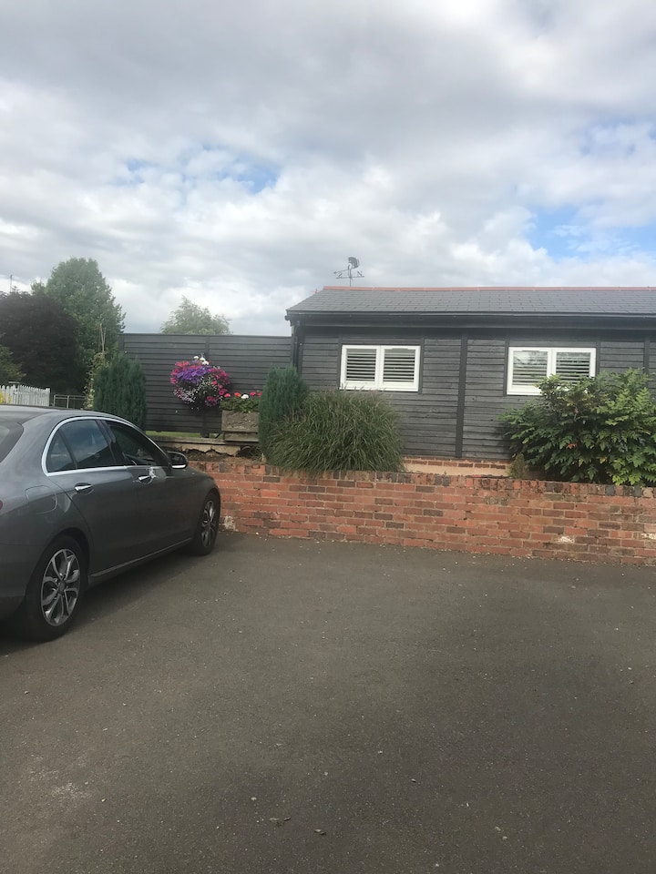 The Stable -Secure Parking Behind Electric Gates. - Worcestershire