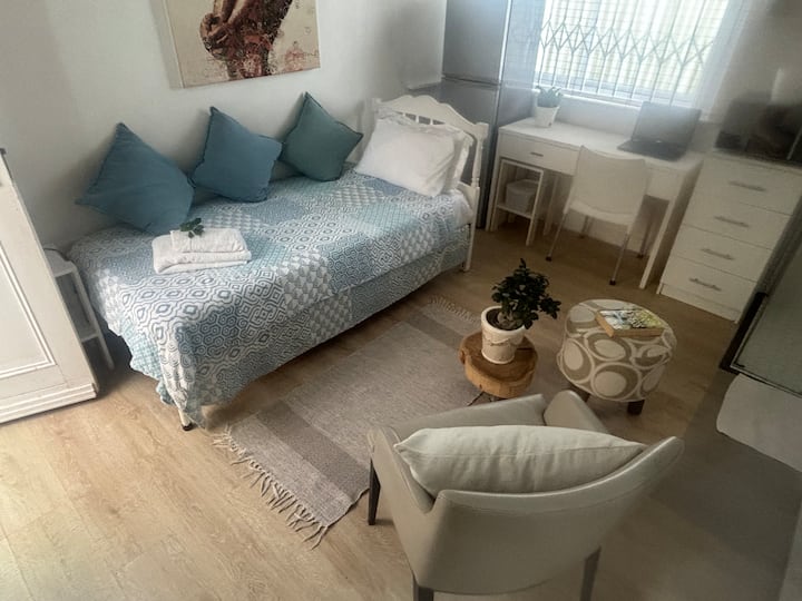 Private Tranquil Suite With Pretty Outside Patio - 케이프타운