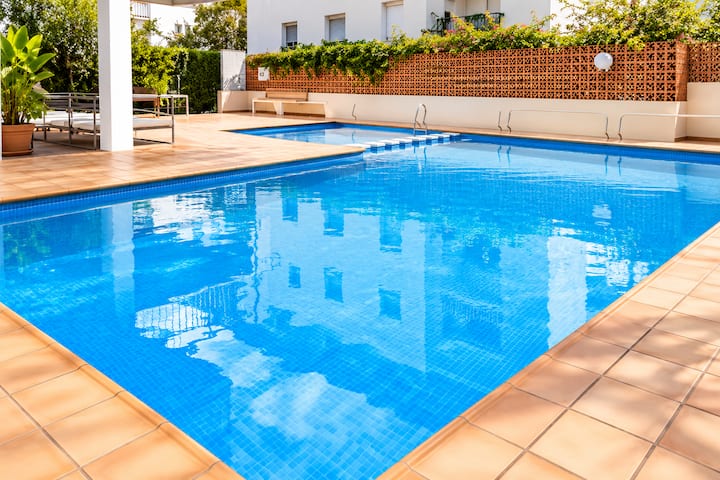 Charming Beach Condo, Pool, Parking, Aircon - Castelldefels