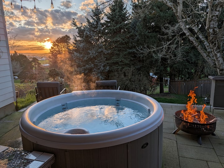 Fireshaker Guesthouse (With Hot Tub!) - Happy Valley, OR