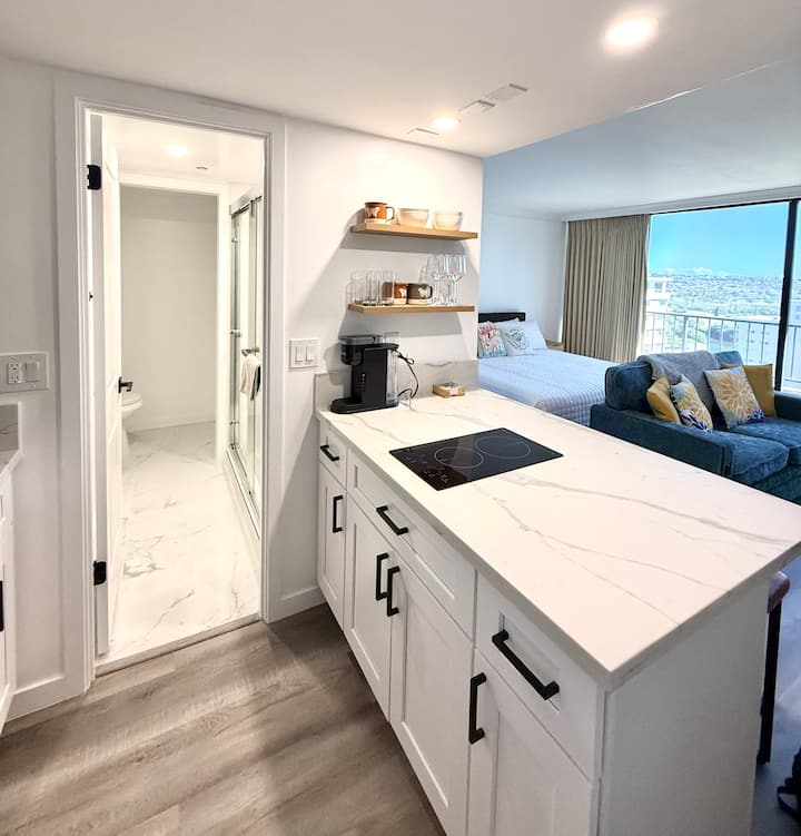 New, Modern, Stylish, Waikiki Condo W/free Parking - Honolulu, HI