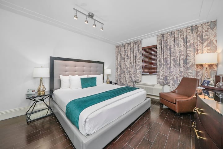 Elegant Queen Room | Miami Beach Stay - Miami Beach
