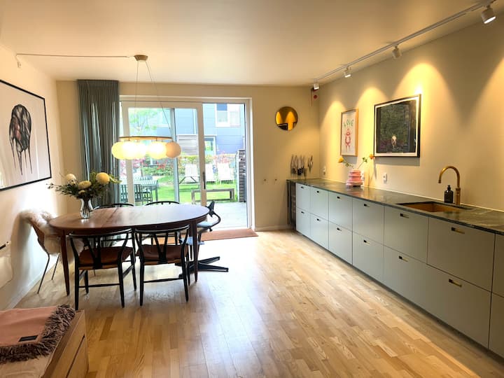 Big And Central Cityhouse With Private Terrace - Kopenhag