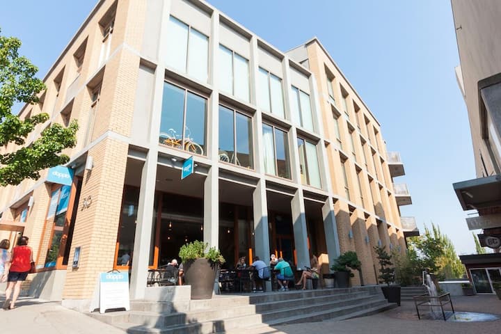 Downtown Hood River Luxe Loft - Hood River, OR