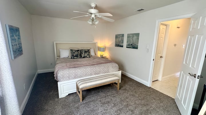 Stylish King Size Condo Near Beach - Biloxi, MS