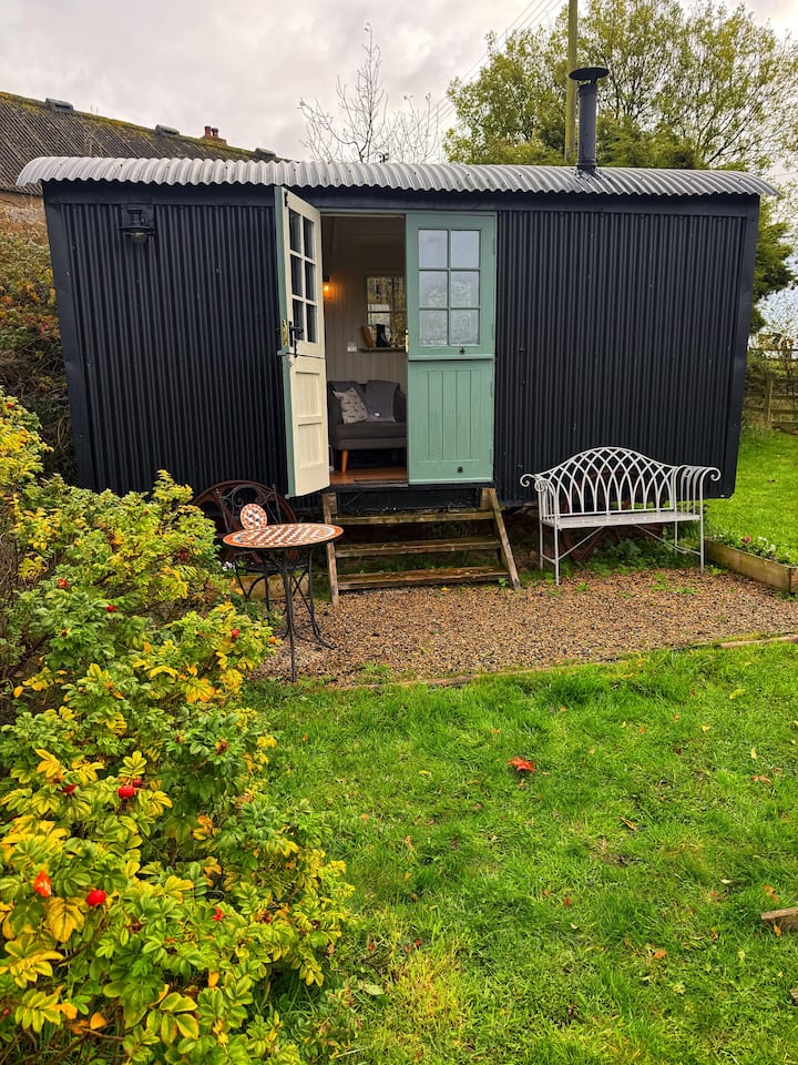 Cosy Private Shepherd Hut With Countryside Views - Northumberland