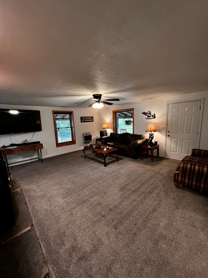 Cabin On Rhodes Farm - Weaverville, NC
