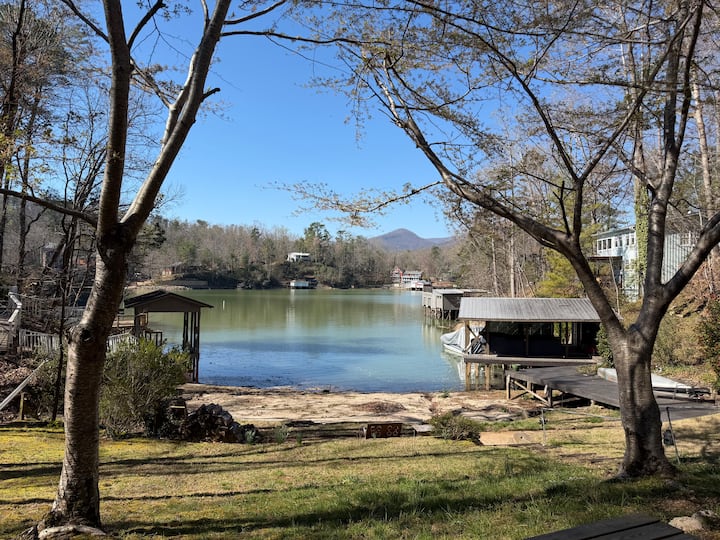 Family Waterfront: Kayaks + Porch Swing Daybed - Lake Lure, NC