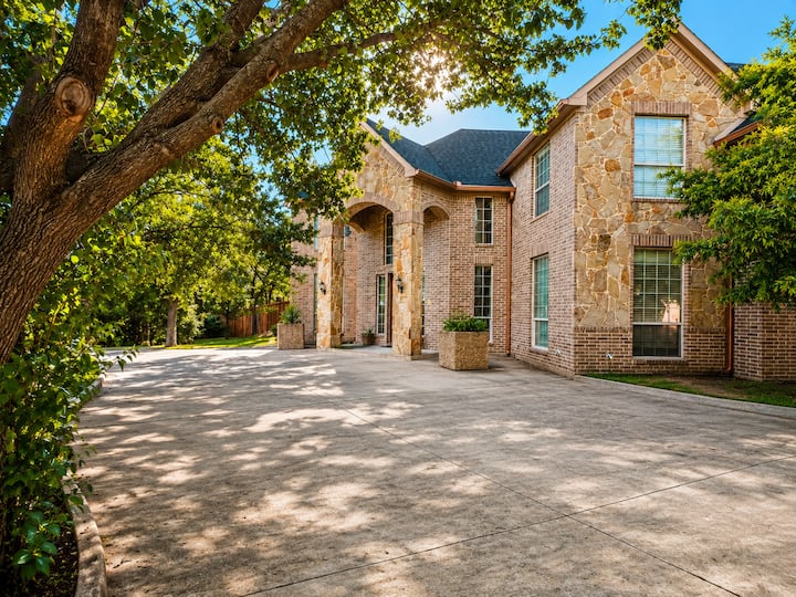 < Xl Dallas Group Home, Grand Patio W/hottub> - Dallas, TX