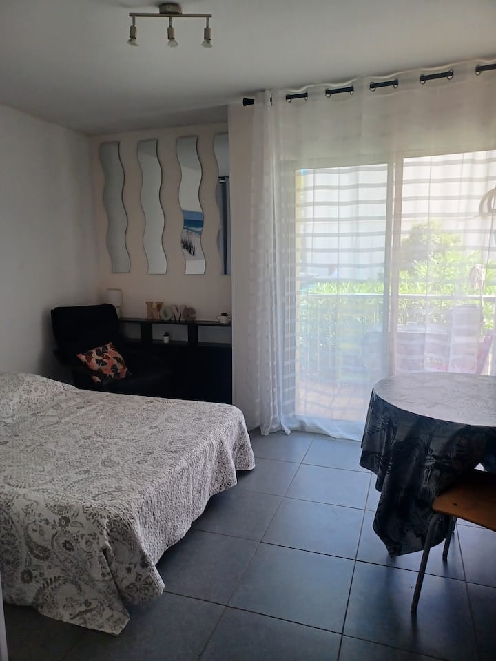 Studio Avec Jardinet Et Balcon Idéalement Situé - Mèze