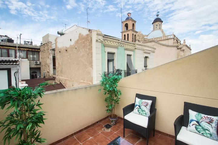 Old Town Penthouse, Walk To Beach - Alicante