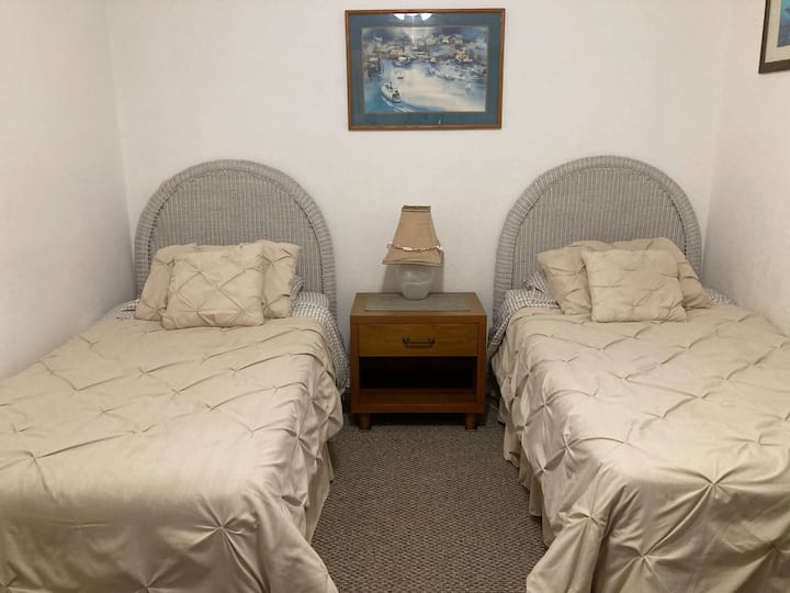 Quiet Kona Private Room W/2 Twin Beds Near Ocean - Kailua-Kona, HI