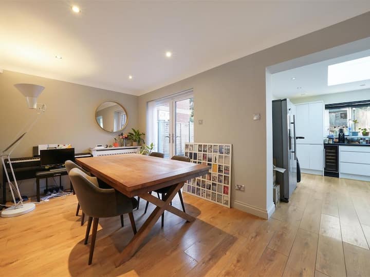 3 Bedrooms Big Kitchen Front & Back Garden House - Dartford