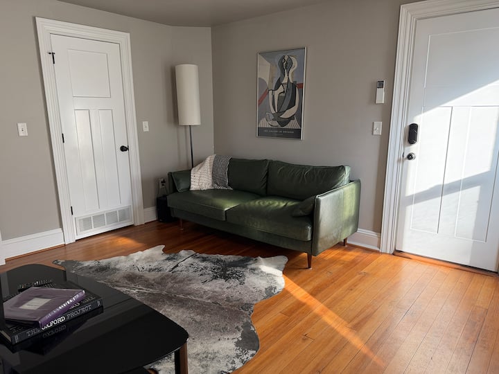 Historic, Sun-filled Charm At Summit Suite #2 - Iowa City, IA