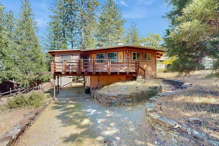 Dog-friendly 3br - Fireplace & Deck, Near Yosemite - Yosemite National Park, CA