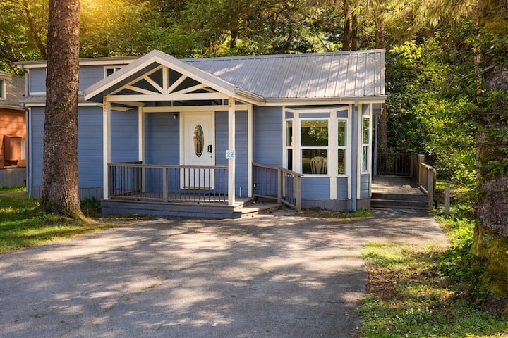 Hillside Cottage With Hot Tub (Cottage 22) - Gold Beach, OR