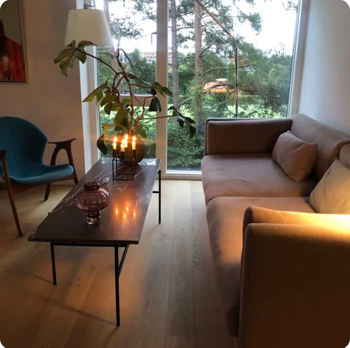 Luksus Lejlighed Midt I Trækronerne. Fantastisk Udsigt Fra Flere Store Vinduespartier. Helt Nybygget. Lyst Og Lækkert. Hele Boligen. 120 Kvm Incl Lækker Syd/vest Vendt Terasse. 2 Soveværelser, Med Dobbeltseng I Hver Værelse. Dejligste Bolig. - Aarhus