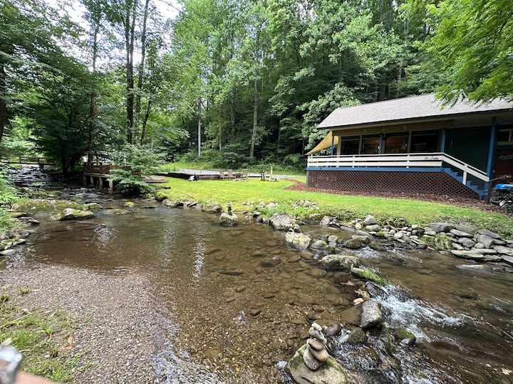 ~Creek Front~ Mtn Escape, Wifi, Coffee, Pet Rules - Cosby, TN
