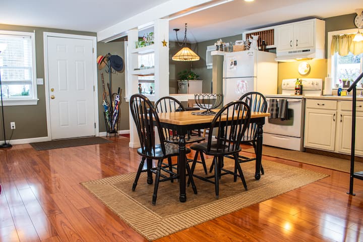 Cozy Cottage Retreat Near Breweries & Airport - Westbrook, ME