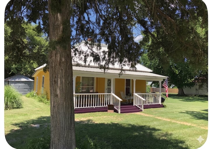 Cozy Farmhouse Cottage - Kansas (State)