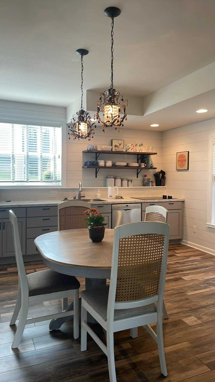 Private Romantic Valentine's Day Getaway Fireplace - Madison, WI