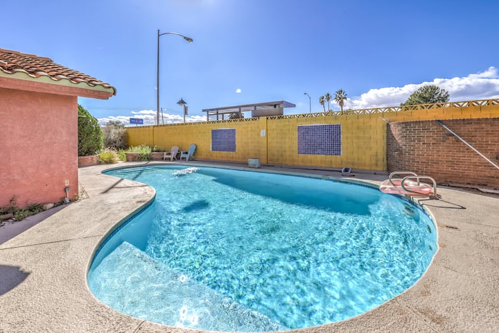 12 Beds, Pets, Pool, Games, 8 Mins To Strip - Las Vegas, NV