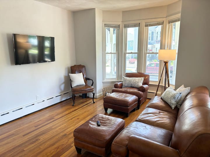 The Presidential Suite In Downtown  Bristol! - Tiverton, RI