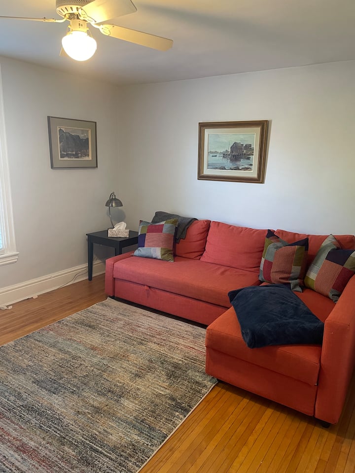 Trendy “Hood” Area 2nd Floor Apartment - Kingston
