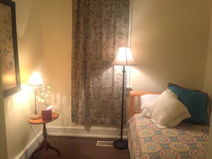 The Nutmeg Room | Near Yale & Downtown New Haven - Connecticut