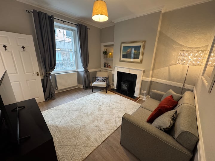 Rose Street - Super Little Pad - Edinburgh, UK