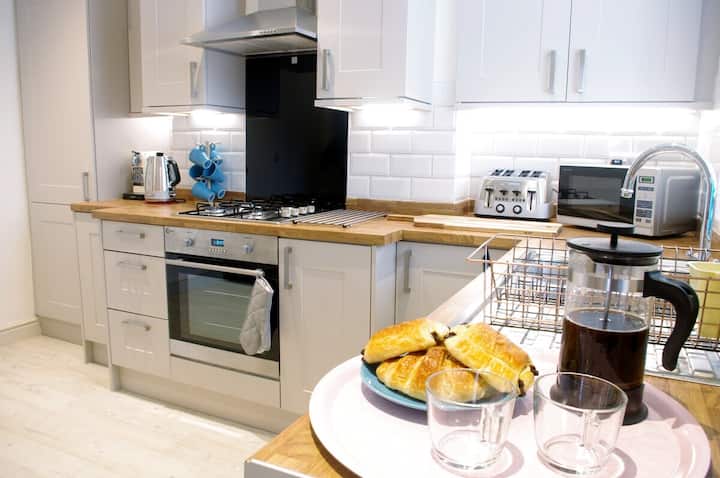 Stylish Cottage Inc Breakfast, 4 Adults 2 Children - Bakewell