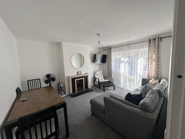 Entire 2 Bed Apartment - Up To 4 Guests - Wokingham