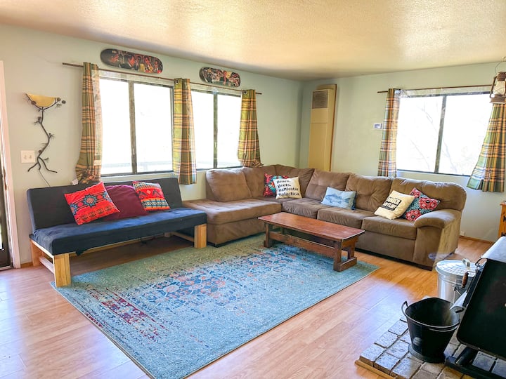 Bright & Airy Cabin In The Woods • Monthly Stay - Big Bear, CA