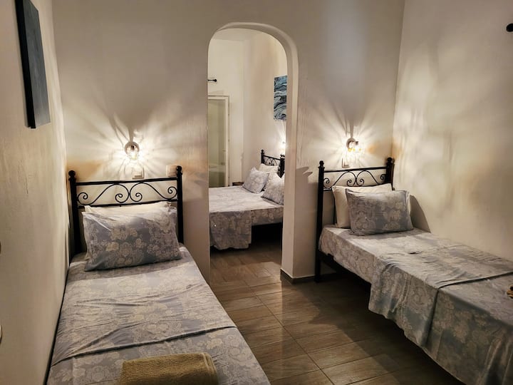 4 Bed Room 5 Min Walk To Town + Beach. Sea Views. - Ios