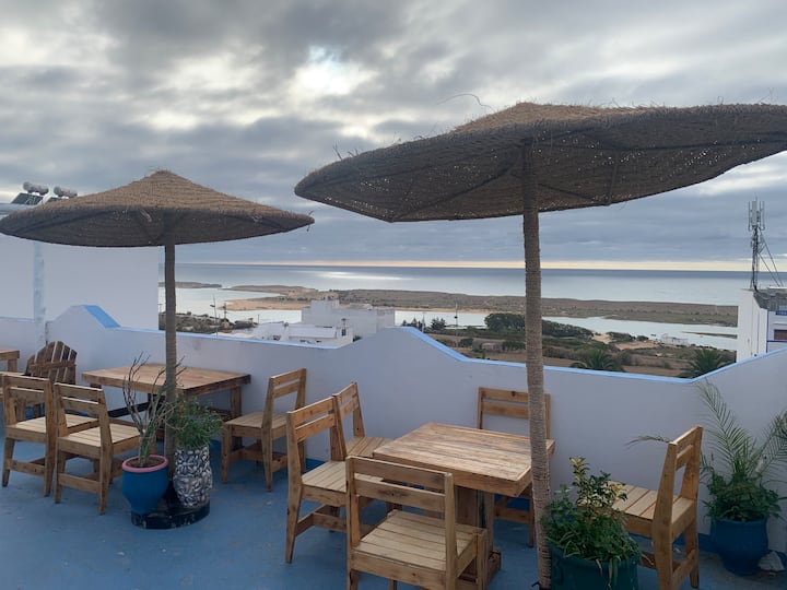 Dar Elbouhaira. Terrace Vue Sur Mer (Bleu). - Oualidia