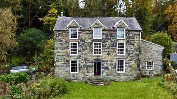 Large Family Home Overlooking Dolgellau - Dolgellau