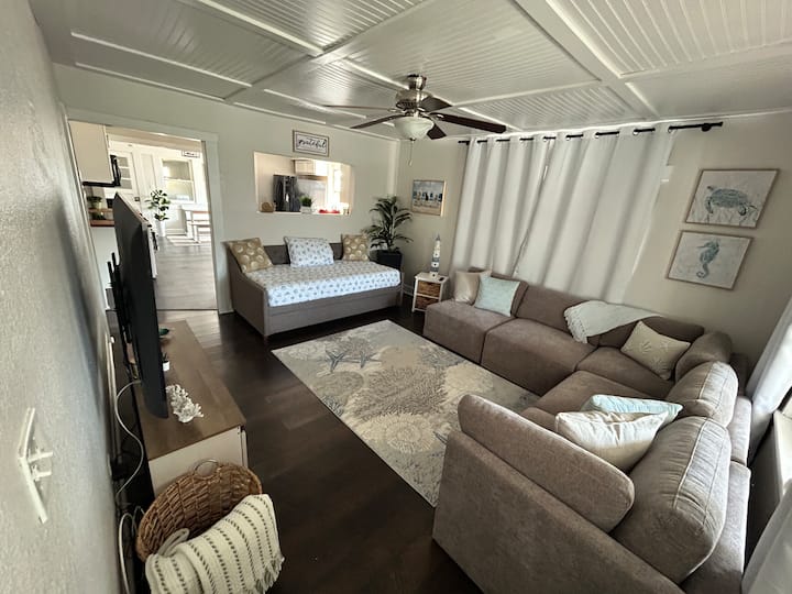 Relaxing Coastal Getaway – Near Beach & Shops - Clearwater, FL