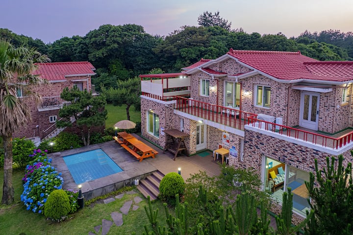 16명 이상 단체  방7개+화장실5개 대가족, 워크샾,단체 제주도가성비 최고 별장형독채펜션 - South Korea