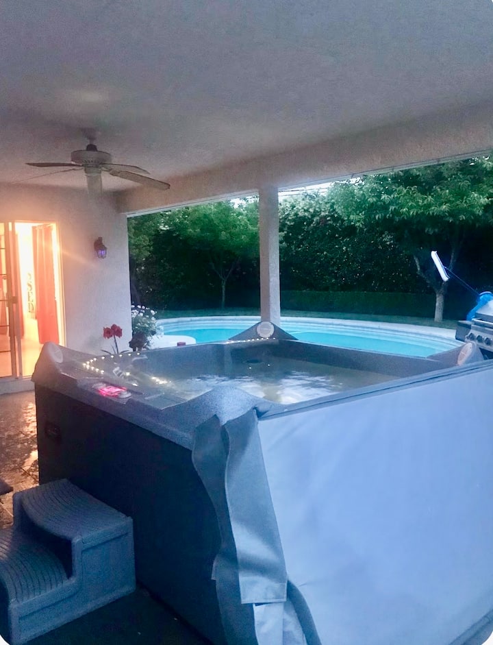 Jacuzzi Ready! Pool, Gym, Firepit Everything! - Fresno, CA