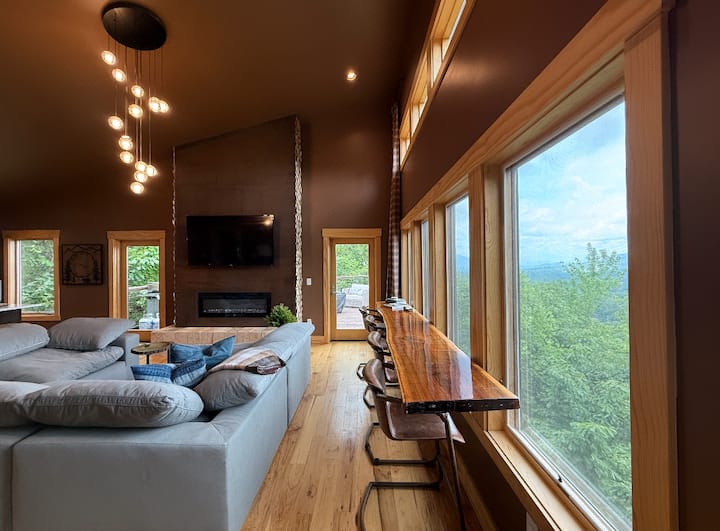 Modern Lodge W/ Views + Game Room - Black Mountain, NC