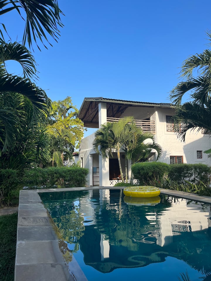 Spacious Apartment 1 With Lush Garden And Pool. - Diani Beach