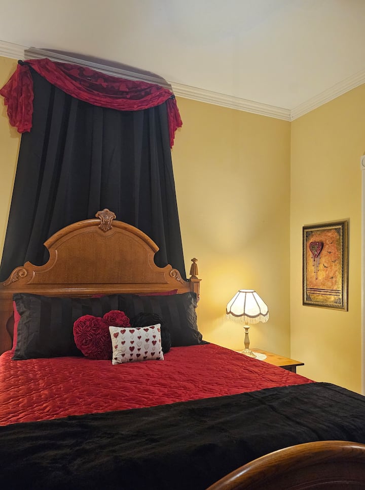 The Red Queen's Suite Off Bentonville Square - Bentonville, AR