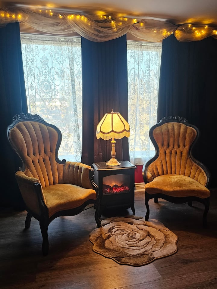 The Red Queen's Suite Off Bentonville Square - Bentonville, AR