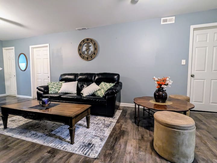 Military Friendly | King Bed•sleeps 6•by Navy Base - Gurnee, IL