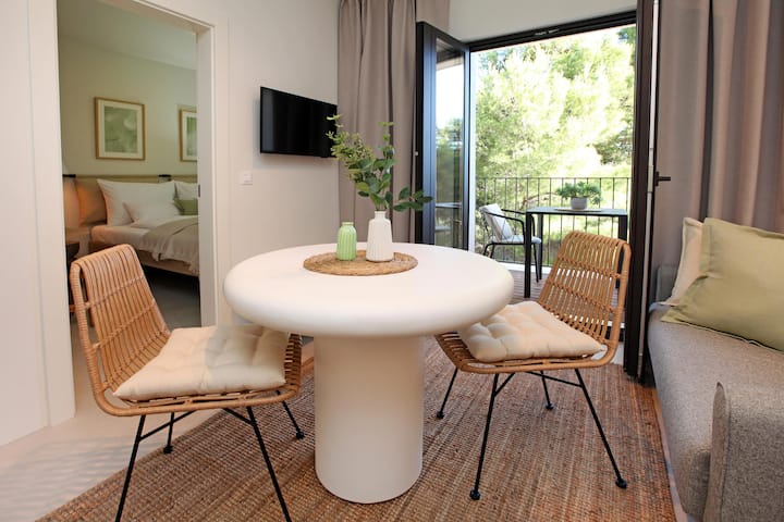 Quiet 1br Near Beaches With Balcony & Parking - Bol