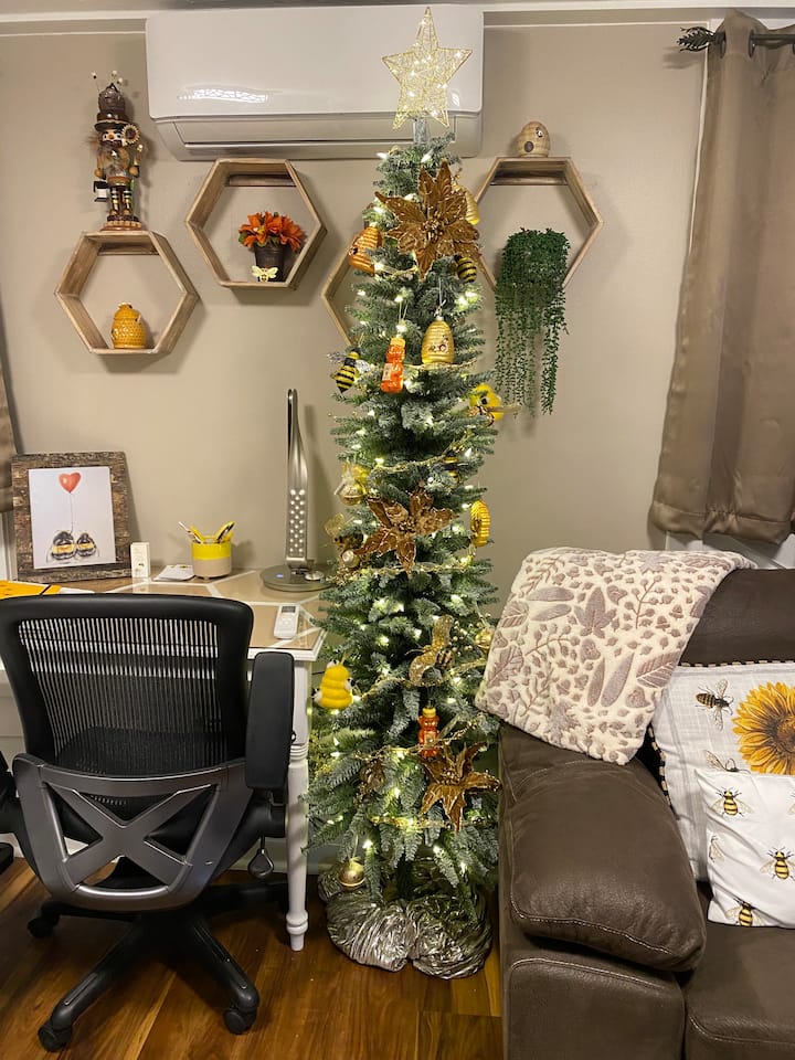 Air Bee-n-bee Hive– Unique Themed Creative Retreat - Bedford, MA