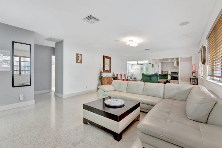 Cozy Villa Near Hollywood Beach With Heated Pool - Sunny Isles Beach, FL