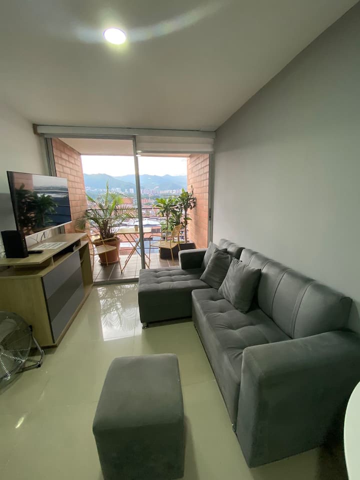 Charming 2 Bed/2 Full Bath Medellin Condo W/wifi - Medellín