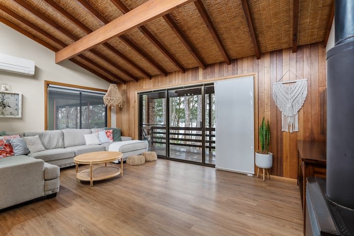 Kings Point Lake House - Family Getaway Wake Up To Peaceful Lake Views - Meroo National Park
