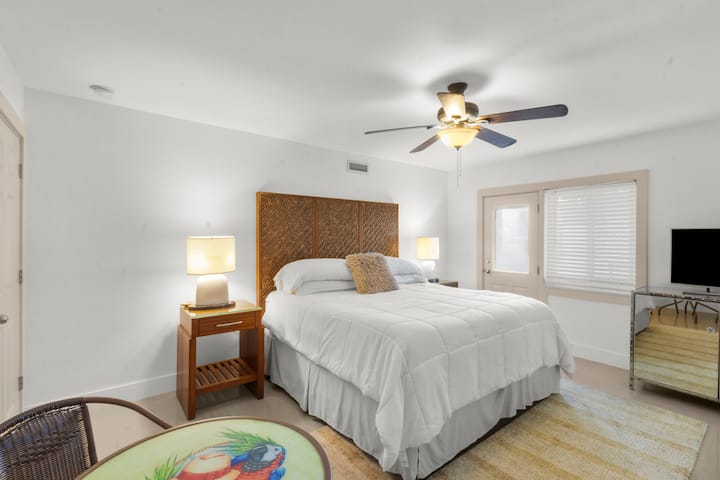 The "Nice N' Cozy" Room - Longboat Key, FL